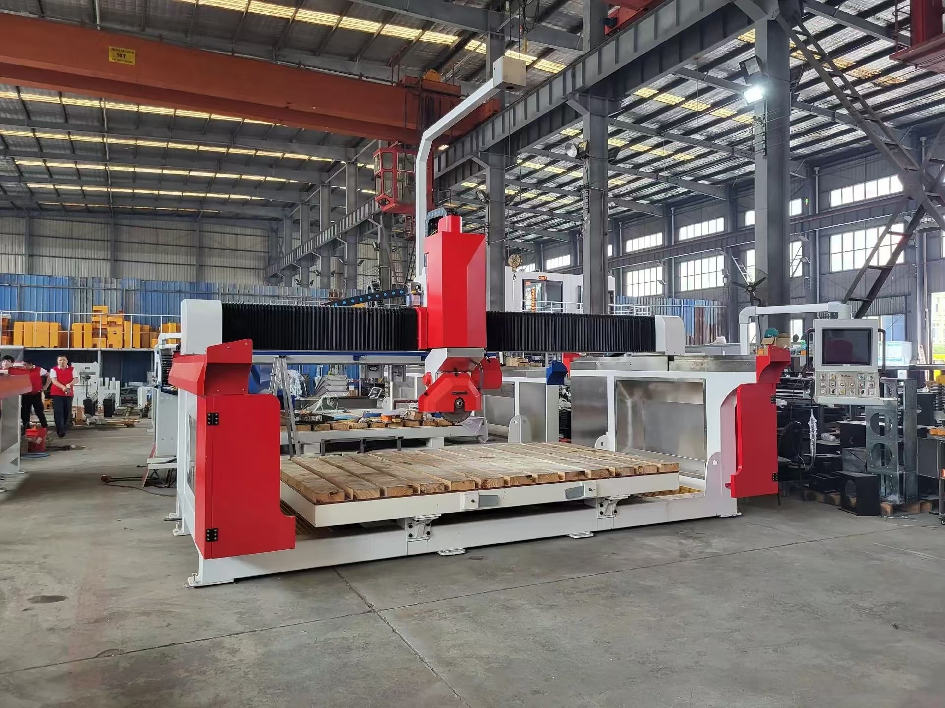 How does a bridge saw work?